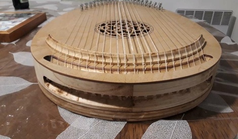 Une sorte de cythare par Regis sur L'Air du Bois