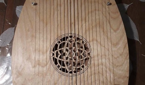 Une sorte de cythare par Regis sur L'Air du Bois