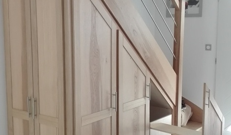 Escalier et placards par Mathieu Montigny sur L'Air du Bois