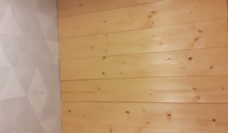 Mur avec plancher en Pin de récupération par Hugo156 sur L'Air du Bois