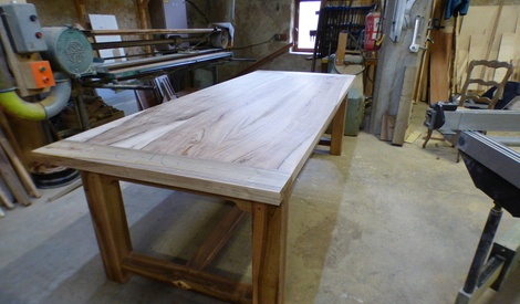 Table en noyer par C Roldan création sur L'Air du Bois