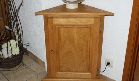 Petit meuble de coin par mich31159 sur L'Air du Bois