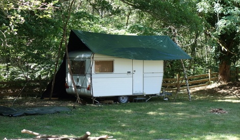 Le tarpavane: un tarp pour abriter la caravane par dneis sur L'Air du Bois