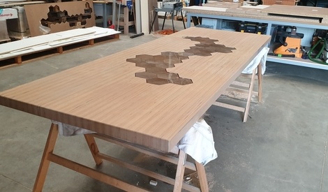 Table de salle à manger en Baubuche multilignes avec inclusion ...