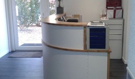 Réalisation d'un bureau d'accueil par Abracadabois sur L'Air du Bois