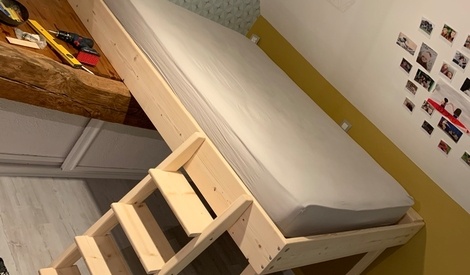 Lit en hauteur par Stephen sur L'Air du Bois