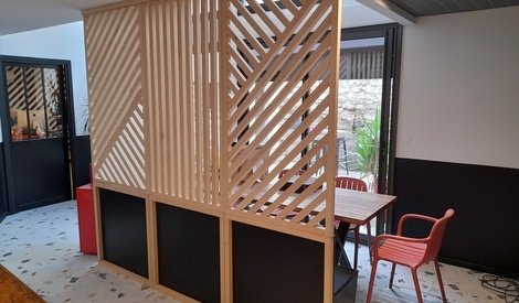 Claustra, banquette et table par ebenober sur L'Air du Bois