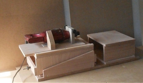 Machine à percer à l'horizontal, réglable en hauteur sur plan incliné ...