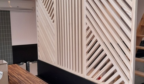 Claustra, banquette et table par ebenober sur L'Air du Bois