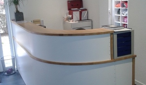 Réalisation d'un bureau d'accueil par Abracadabois sur L'Air du Bois