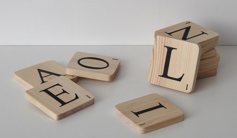 Scrabble mural par Atelier Ebénix sur L'Air du Bois