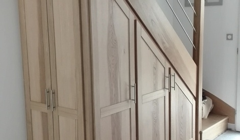 Escalier et placards par Mathieu Montigny sur L'Air du Bois