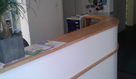 Réalisation d'un bureau d'accueil par Abracadabois sur L'Air du Bois