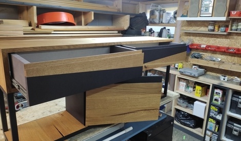 Console murale en chêne valchromat noir et fer par Hoyez sur L'Air du Bois