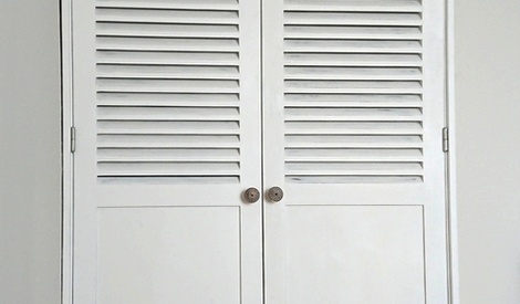 Portes de placard de type persienne par TissS sur L'Air du Bois