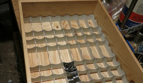 Boite à cases pour vis et autre petits objets à ranger par dneis sur L ...