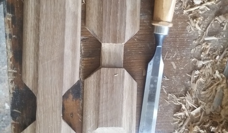Assemblage en croix à mi-bois et moulures aux outils à main par ...
