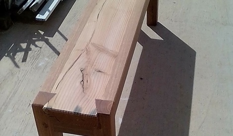 Banc bois massif et résine polyester par Mad Two wood sur L'Air du Bois