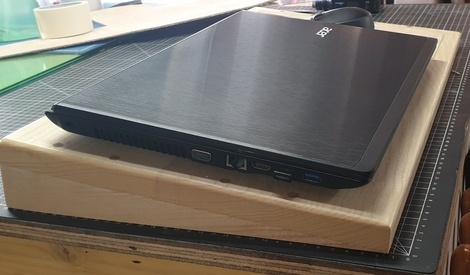 Support pc par Alexis Couppez sur L'Air du Bois