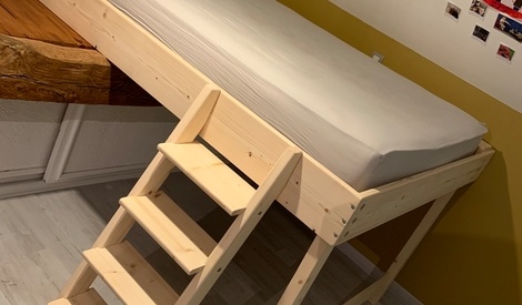 Lit en hauteur par Stephen sur L'Air du Bois