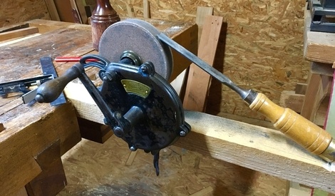 Machine à meuler à main sur L'Air du Bois