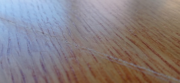 [Question] Rattraper une rayure faite au cutter sur table bois vernis par Jeff510 sur L'Air du Bois